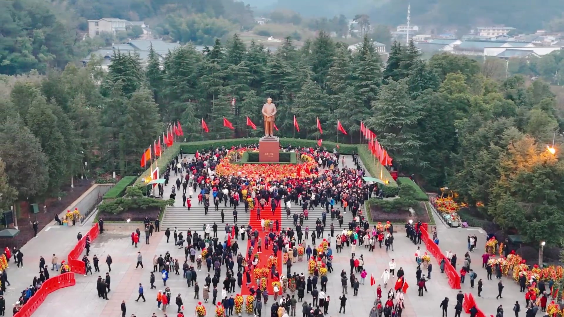 纪念毛泽东同志诞辰131周年 万人同唱《东方红》--天下韶山网